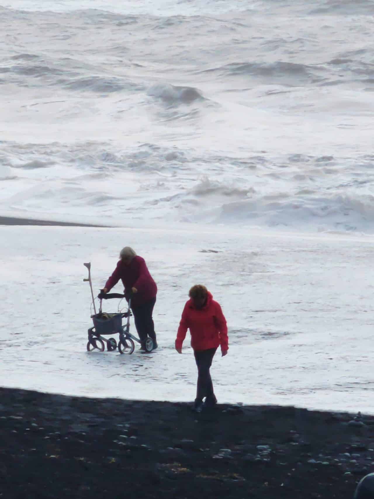 Mit Gehwagen in der Gischt der Reynisfjara